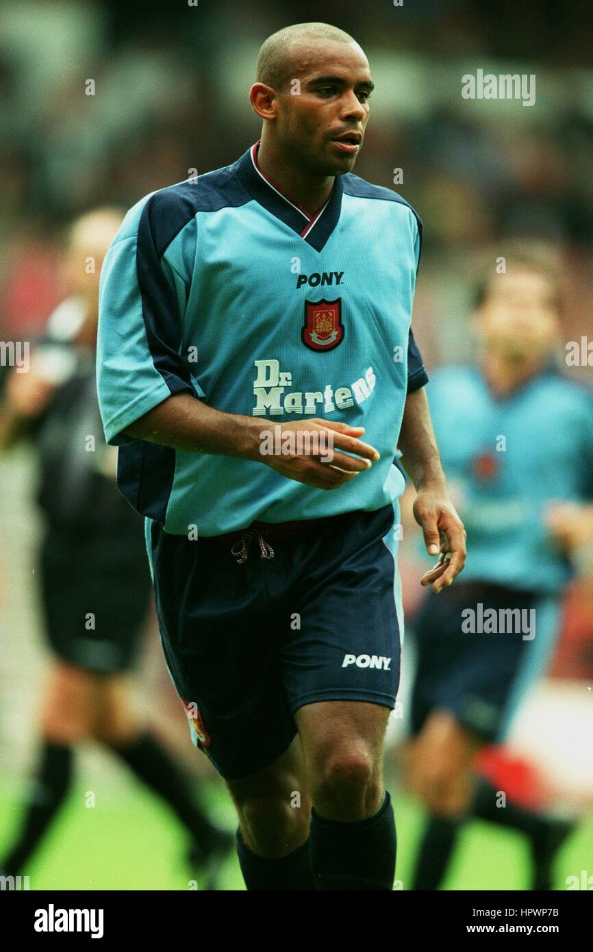TREVOR SINCLAIR WEST HAM UNITED FC 19 September 1998 Stock Photo - Alamy