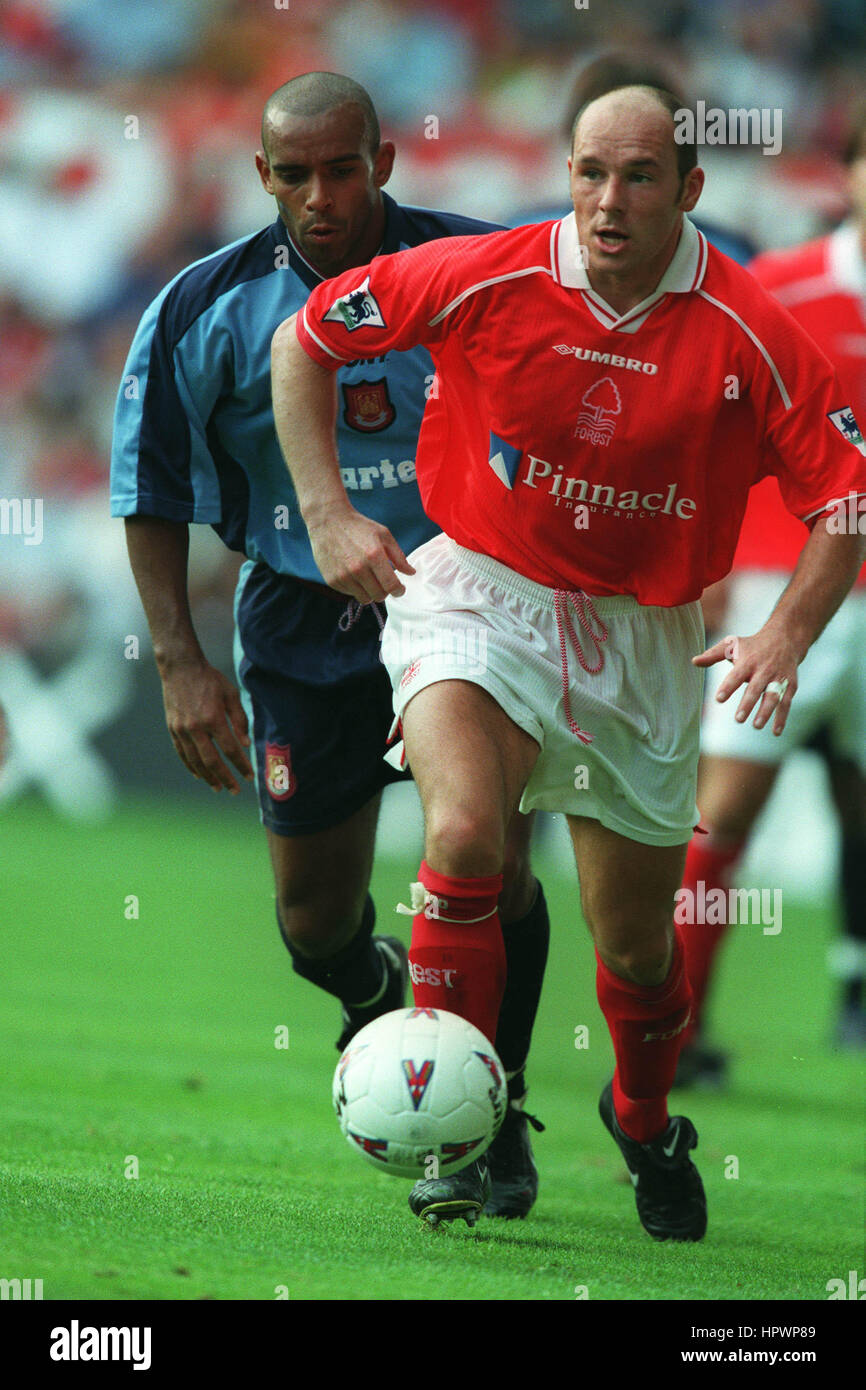 STEVE STONE NOTTINGHAM FOREST FC 19 September 1998 Stock Photo - Alamy