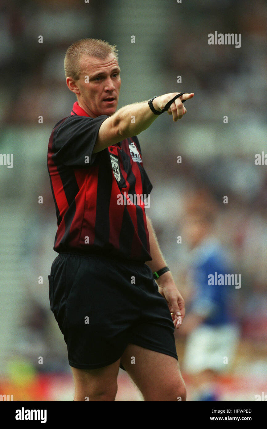 Graham poll premier league referee hi-res stock photography and images ...