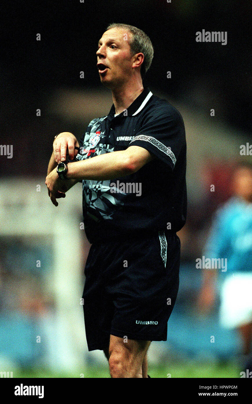 NEALE BARRY FOOTBALL REFEREE 24 September 1998 Stock Photo - Alamy