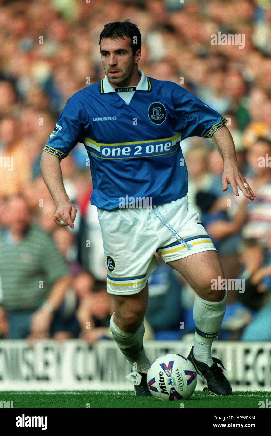 DAVID UNSWORTH EVERTON FC 27 September 1998 Stock Photo - Alamy
