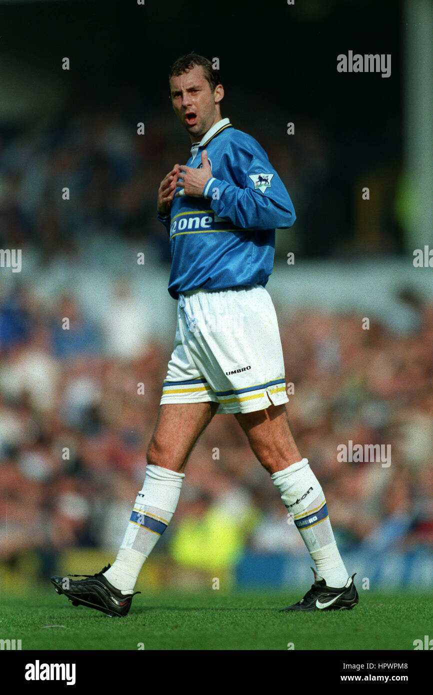 DON HUTCHISON EVERTON FC 27 September 1998 Stock Photo - Alamy