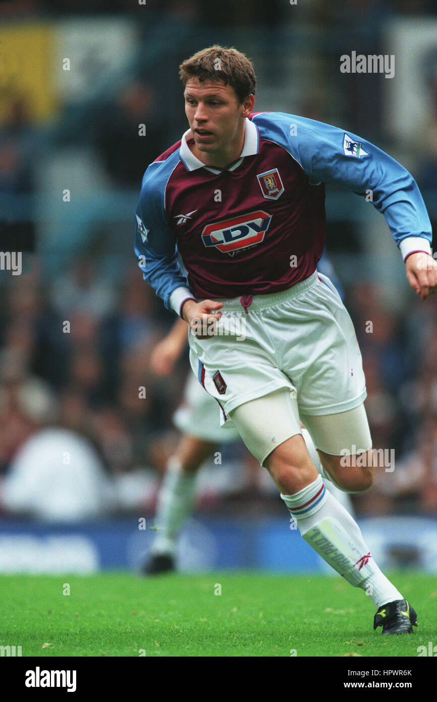 ALAN THOMPSON ASTON VILLA FC 03 October 1998 Stock Photo - Alamy