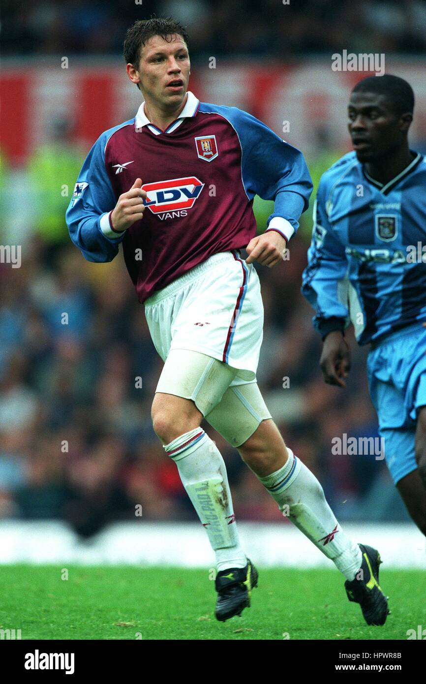 ALAN THOMPSON ASTON VILLA FC 03 October 1998 Stock Photo - Alamy