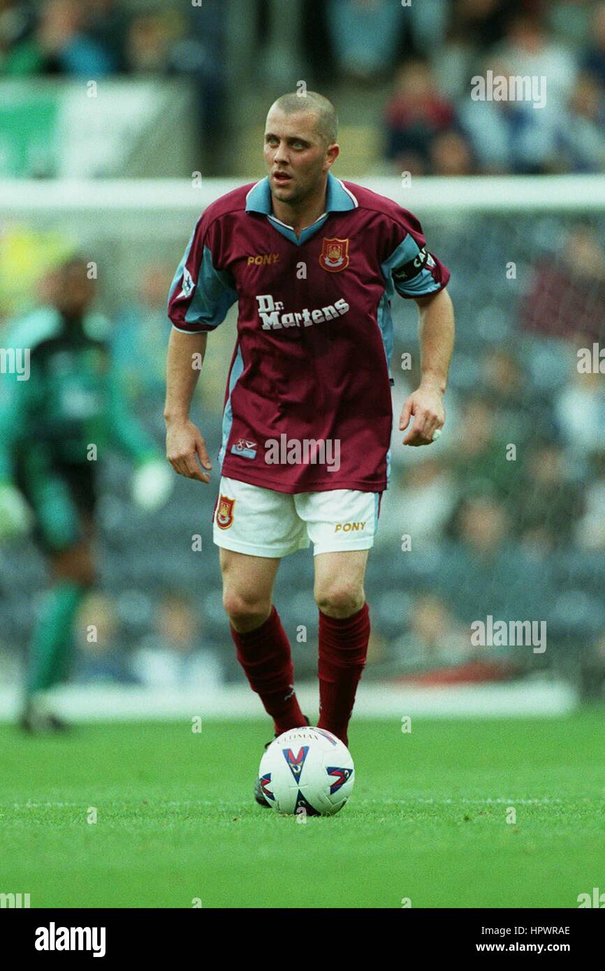 JULIAN DICKS WEST HAM UNITED FC 03 October 1998 Stock Photo - Alamy