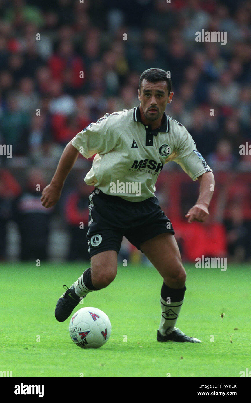 CLIVE MENDONCA CHARLTON ATHLETIC FC 05 October 1998 Stock Photo - Alamy