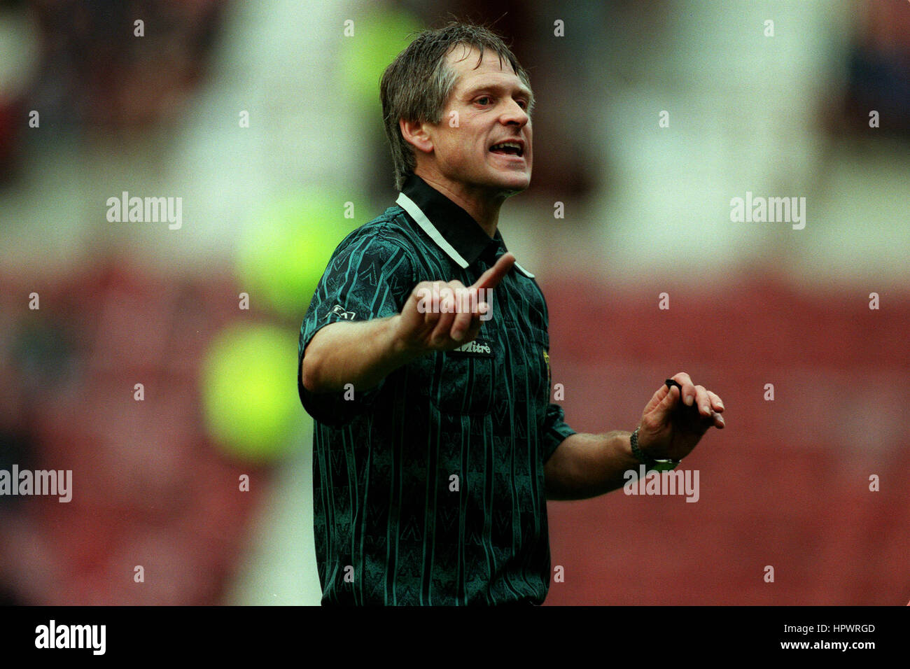 GARRY MITCHELL SCOTTISH REFEREE 05 October 1998 Stock Photo - Alamy