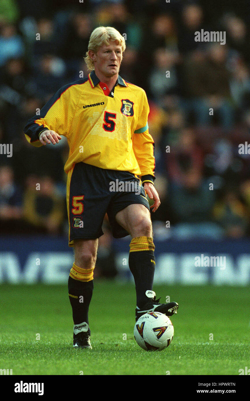 COLIN HENDRY SCOTLAND & GLASGOW RANGERS FC 10 October 1998 Stock Photo ...