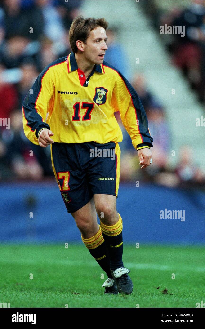 BILLY DODDS SCOTLAND & ABERDEEN FC 10 October 1998 Stock Photo - Alamy