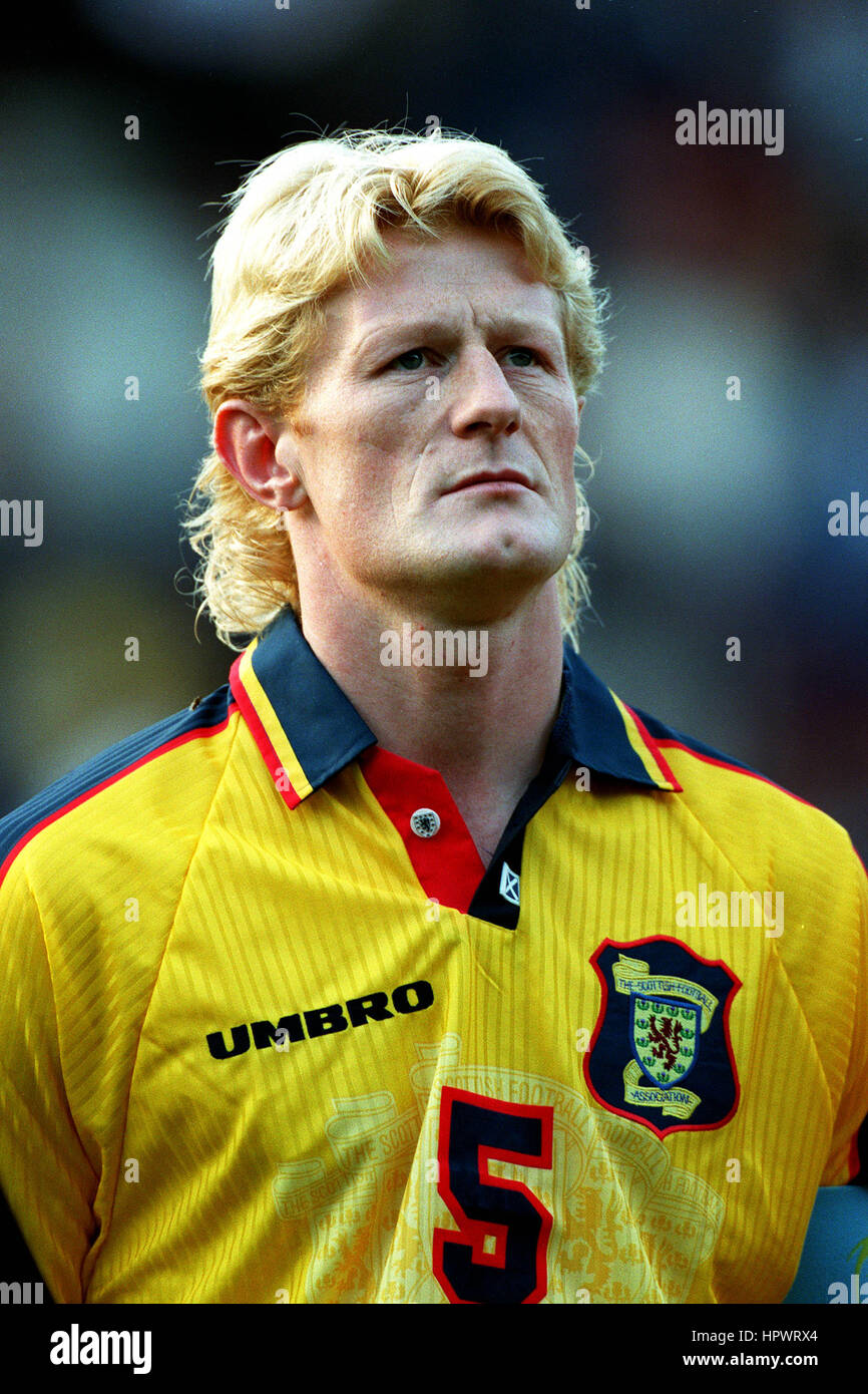 COLIN HENDRY SCOTLAND & GLASGOW RANGERS FC 10 October 1998 Stock Photo ...