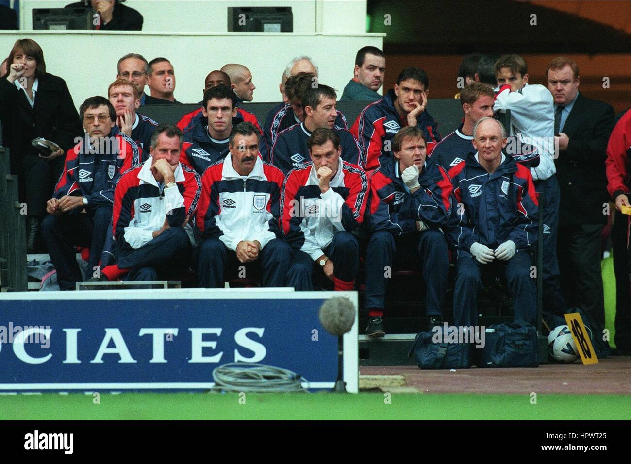 ENGLAND BENCH ENGLAND V BULGARIA 12 October 1998 Stock Photo - Alamy