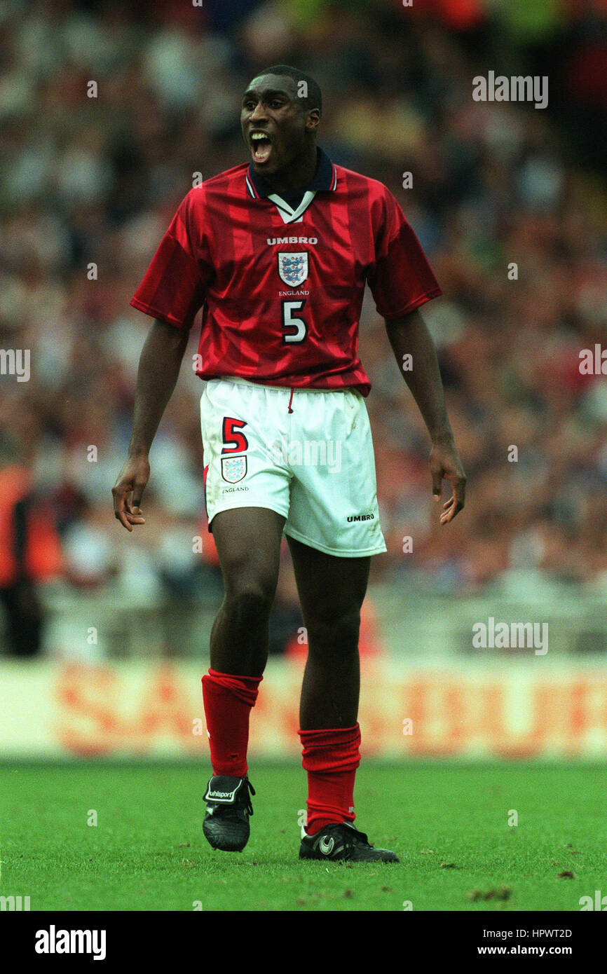 SOL CAMPBELL ENGLAND & TOTTENHAM HOTSPUR FC 12 October 1998 Stock Photo ...