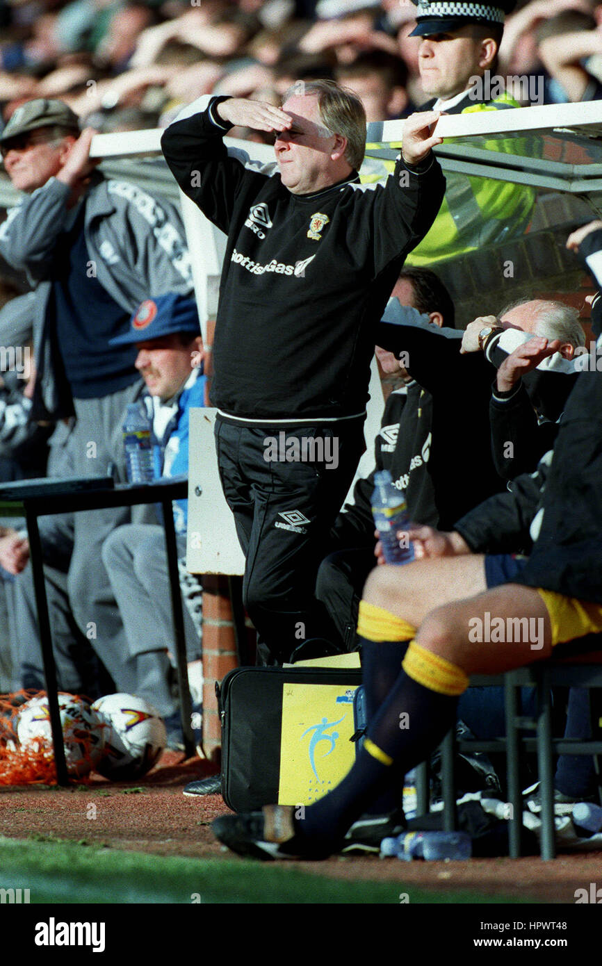 CRAIG BROWN SCOTLAND MANAGER 12 October 1998 Stock Photo - Alamy