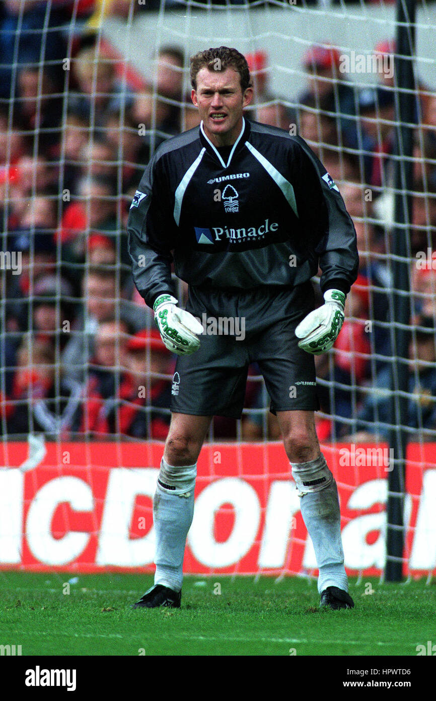 DAVE BEASANT NOTTINGHAM FOREST FC 17 October 1998 Stock Photo - Alamy