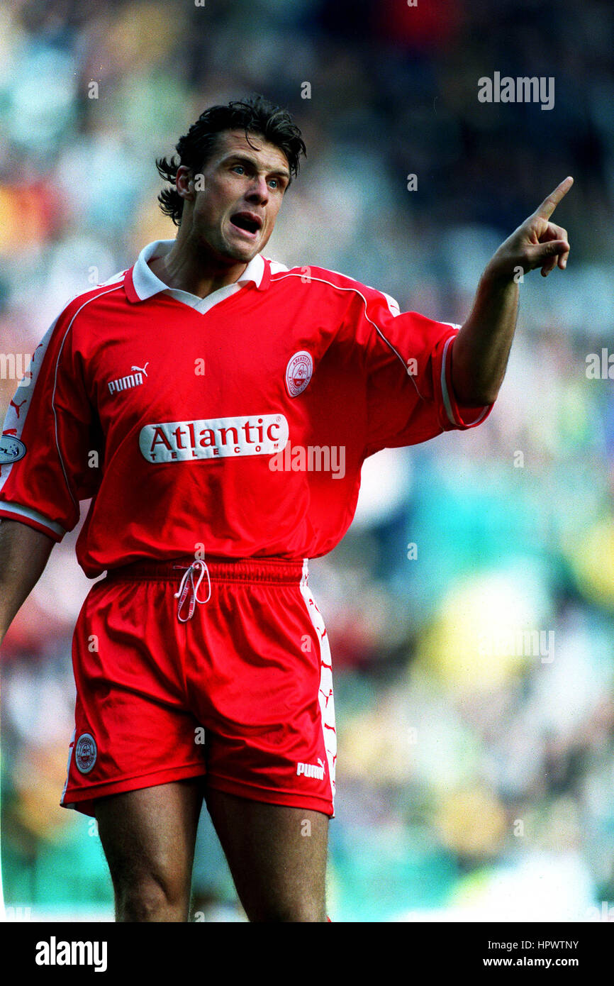 DEREK WHYTE ABERDEEN FC 24 October 1998 Stock Photo - Alamy