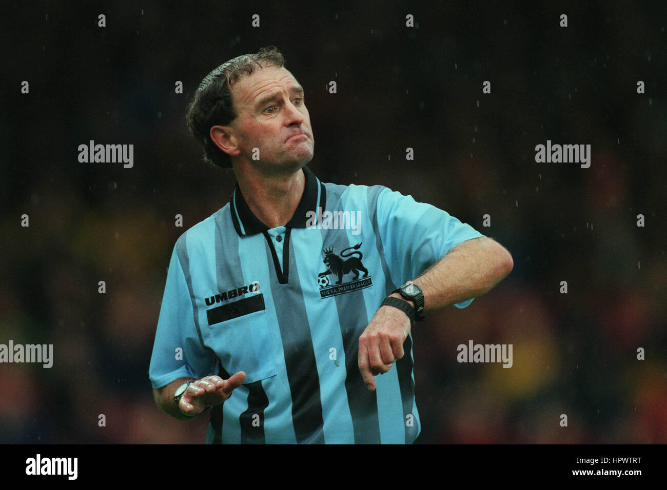 STEPHEN LODGE PREMIER LEAGUE REFEREE 24 October 1998 Stock Photo - Alamy