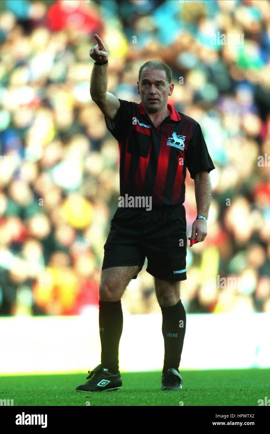 Mike reed referee hi-res stock photography and images - Alamy