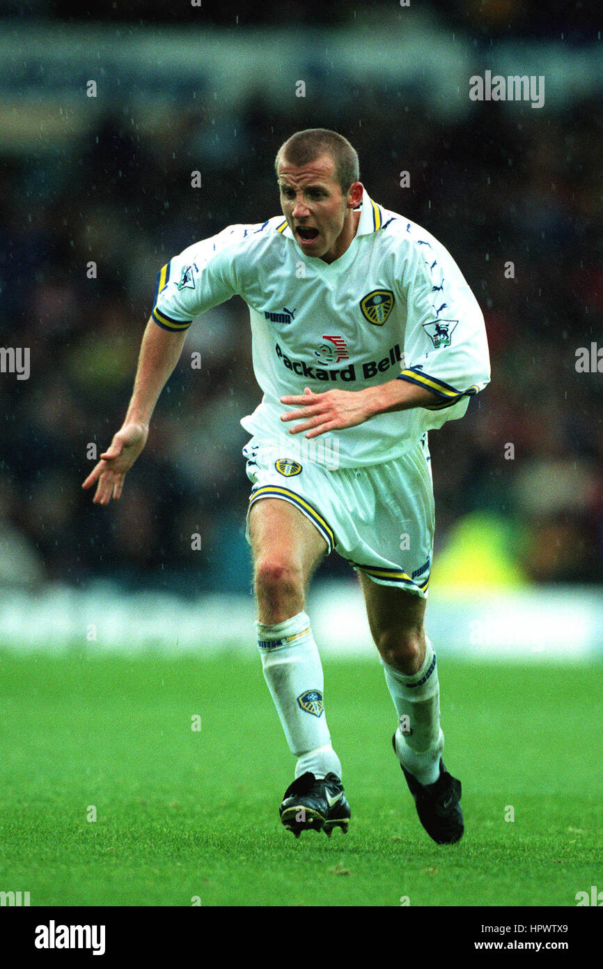 LEE BOWYER LEEDS UNITED FC 25 October 1998 Stock Photo - Alamy