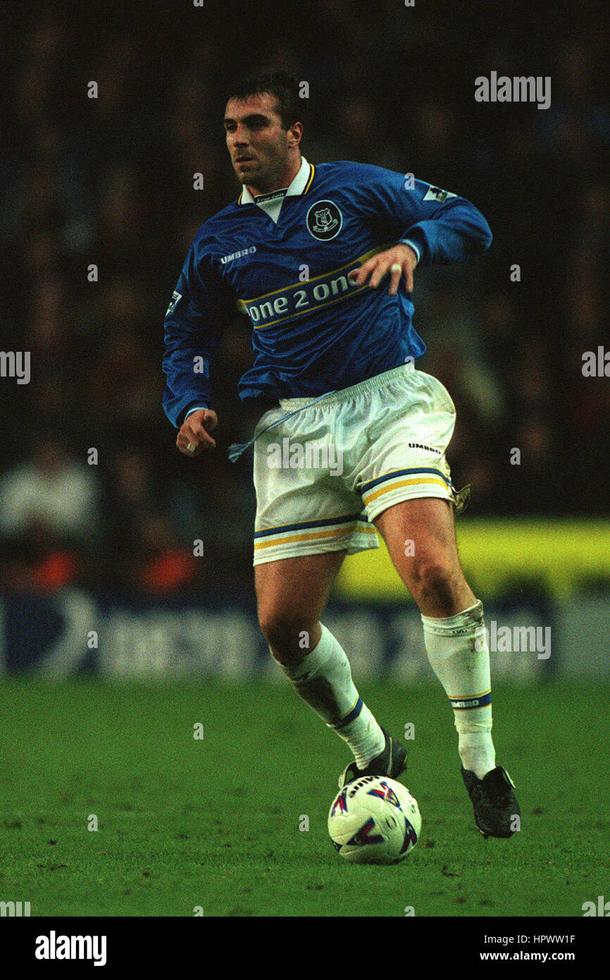 DAVID UNSWORTH EVERTON FC 31 October 1998 Stock Photo - Alamy