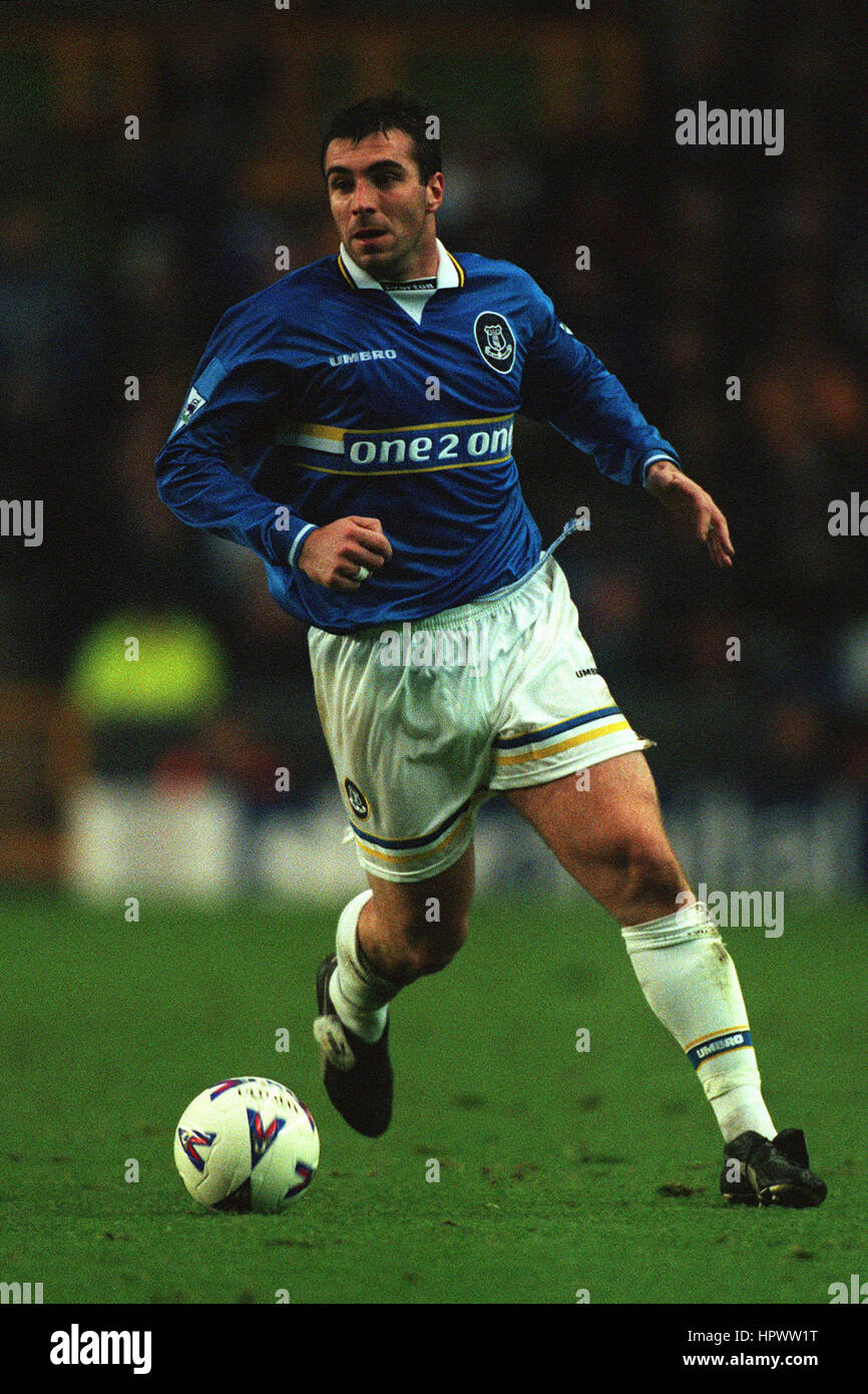 DAVID UNSWORTH EVERTON FC 31 October 1998 Stock Photo - Alamy