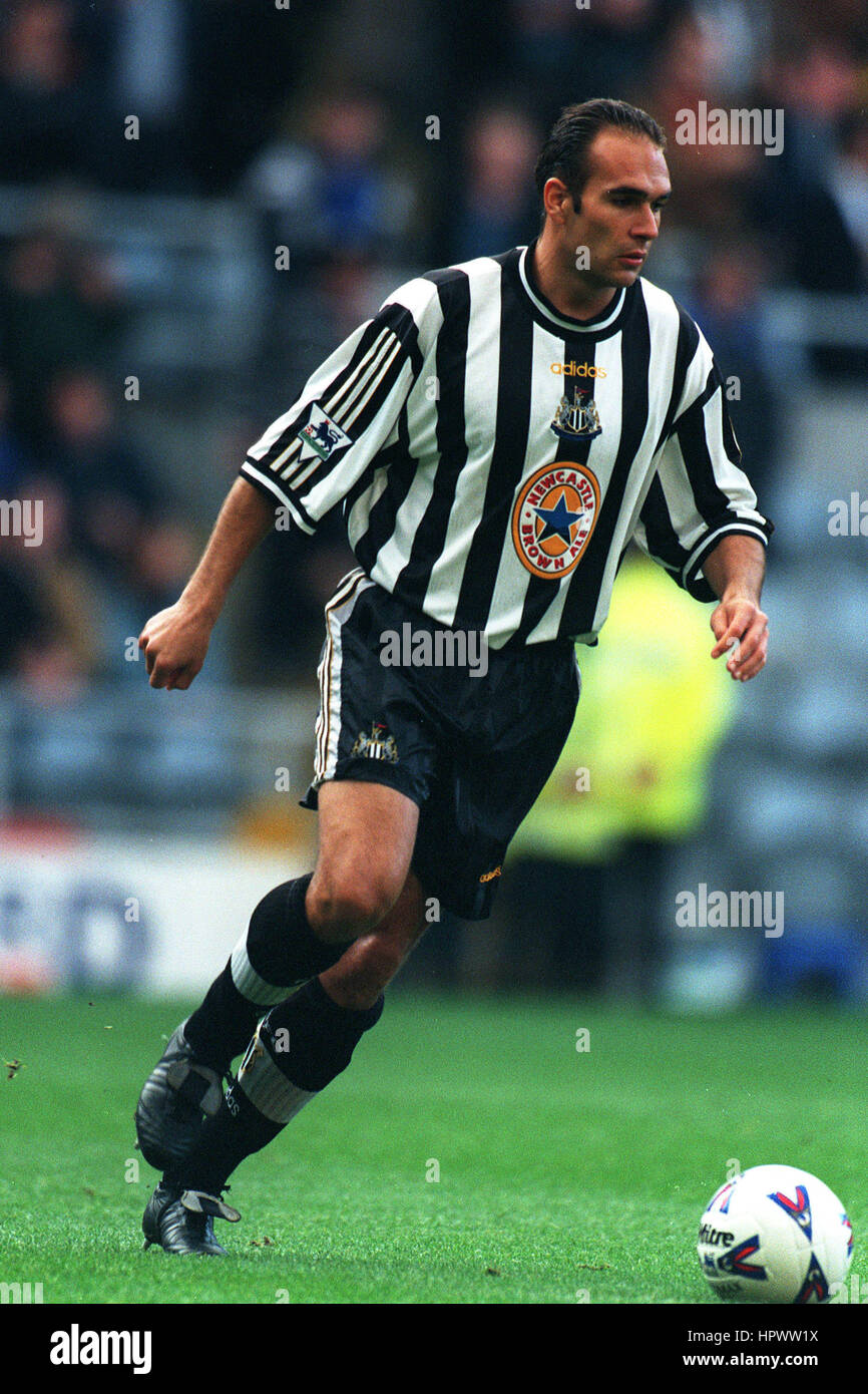LAURENT CHARVET NEWCASTLE UNITED FC 31 October 1998 Stock Photo - Alamy