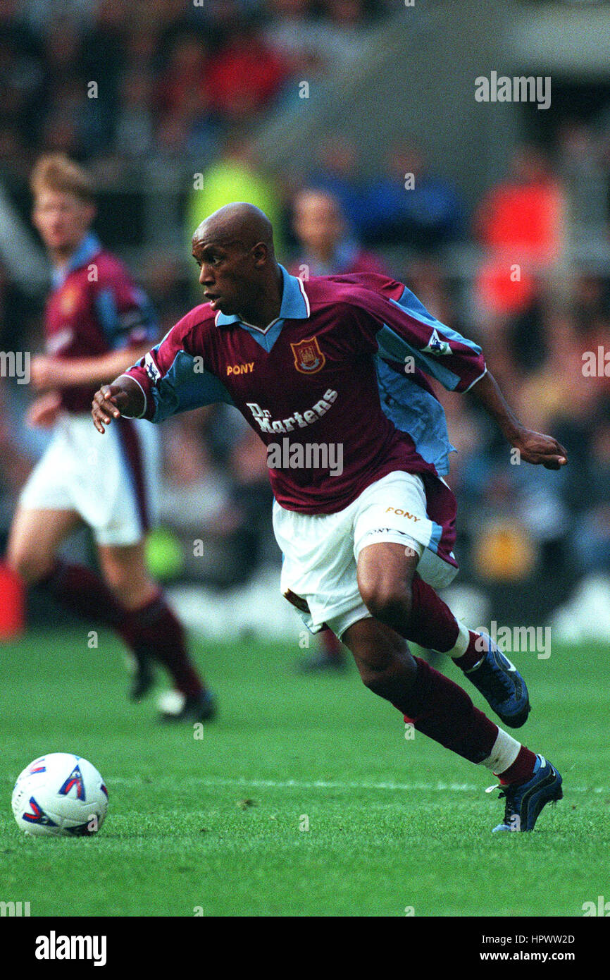 IAN WRIGHT WEST HAM UNITED FC 31 October 1998 Stock Photo - Alamy