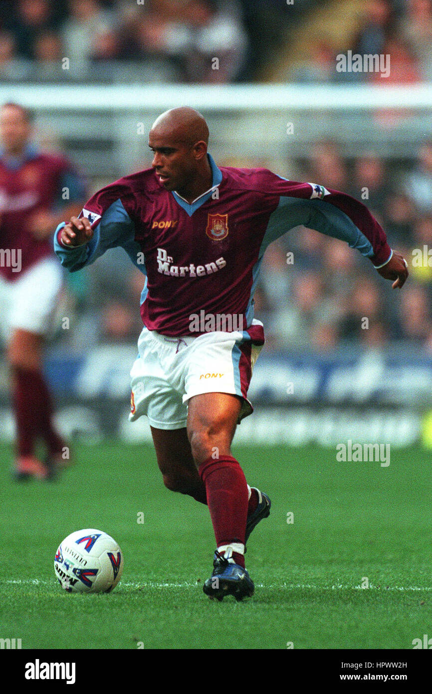 TREVOR SINCLAIR WEST HAM UNITED FC 31 October 1998 Stock Photo - Alamy