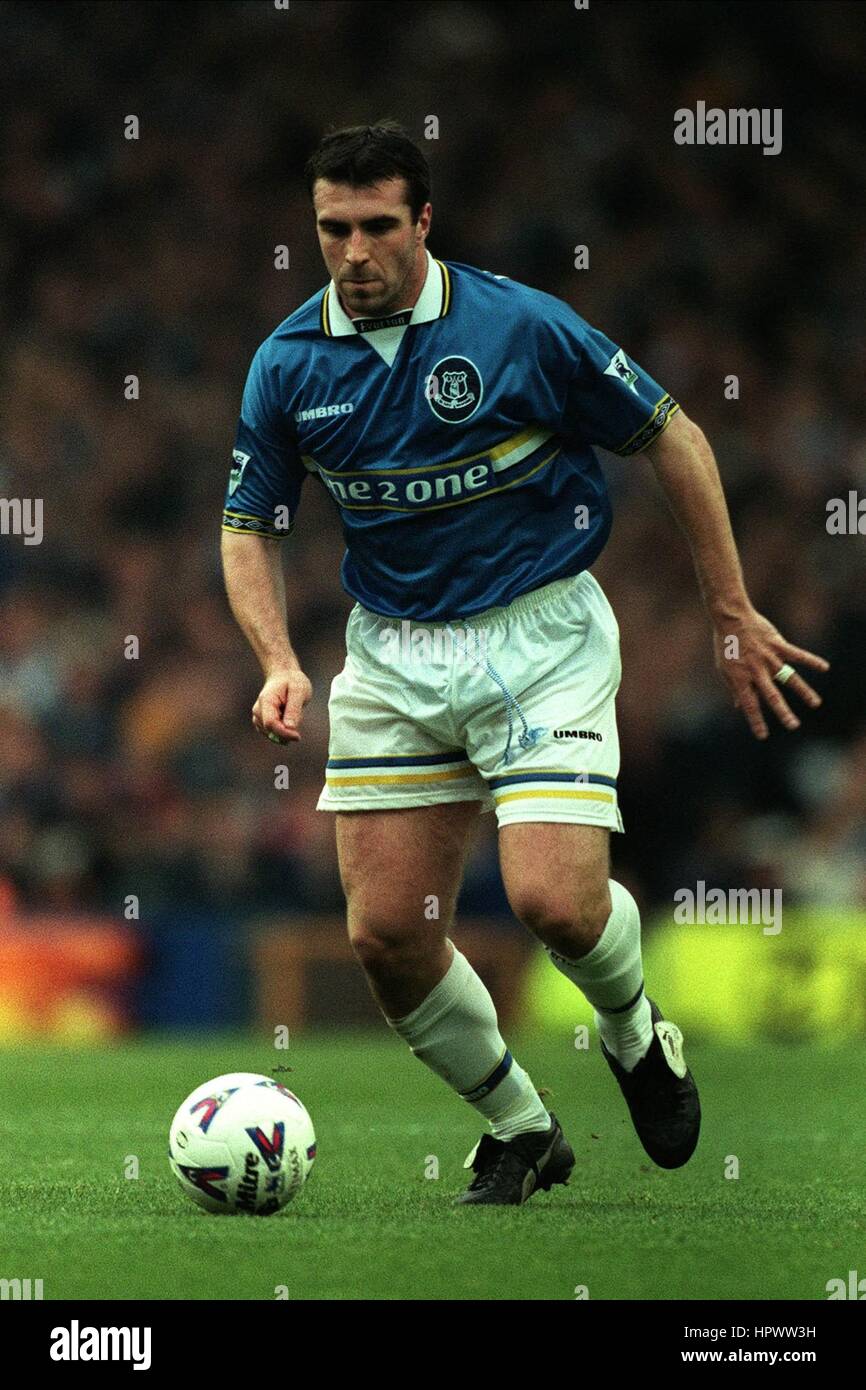 DAVID UNSWORTH EVERTON FC 02 November 1998 Stock Photo - Alamy