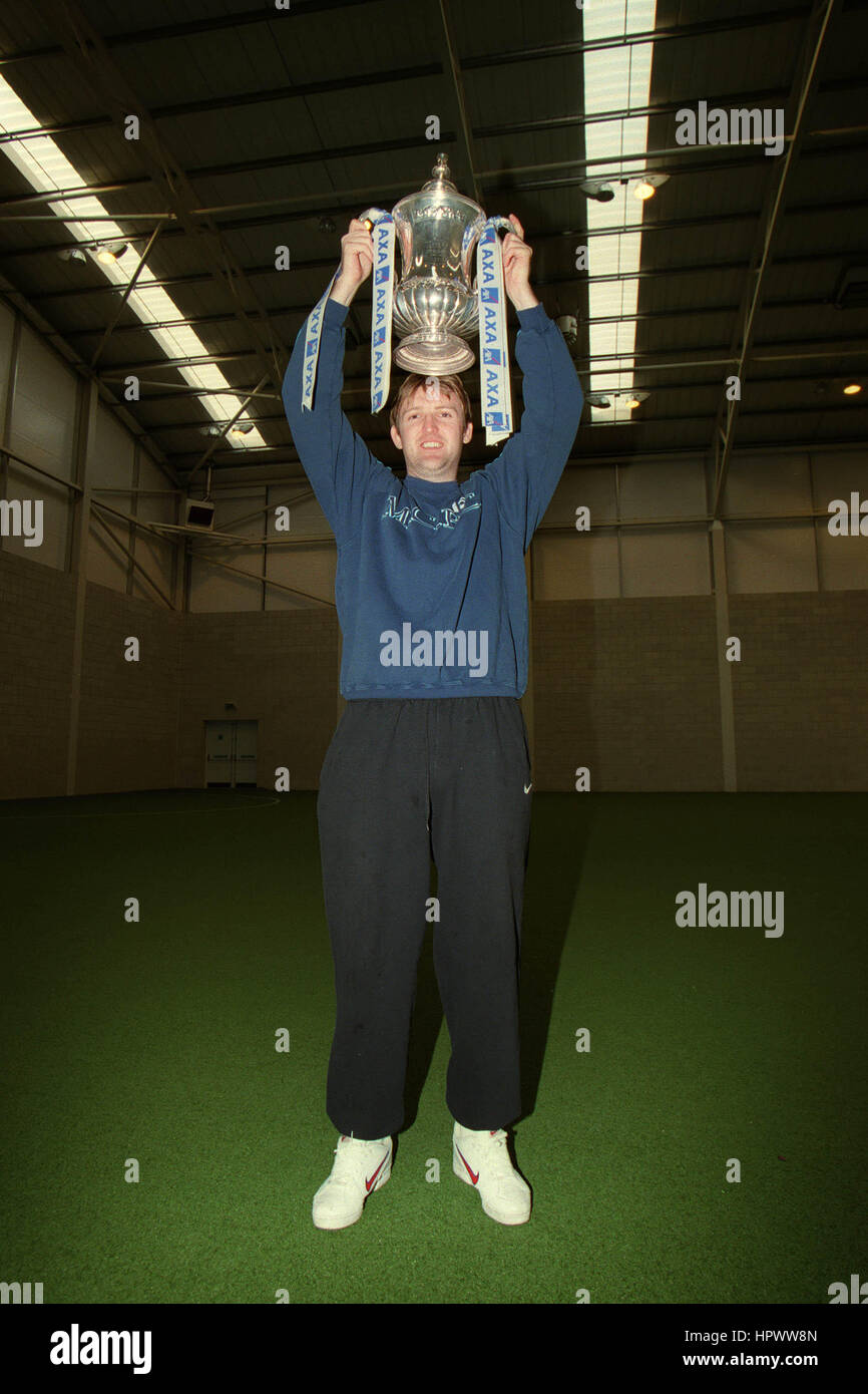 JAMIE POLLOCK AND FA CUP MANCHESTER CITY FC 03 November 1998 Stock ...