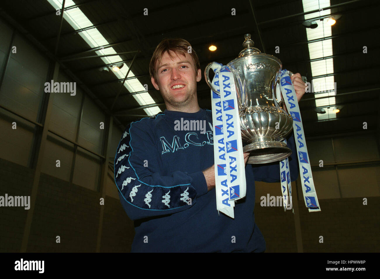 JAMIE POLLOCK HOLDS FA CUP MANCHESTER CITY FC 03 November 1998 Stock ...