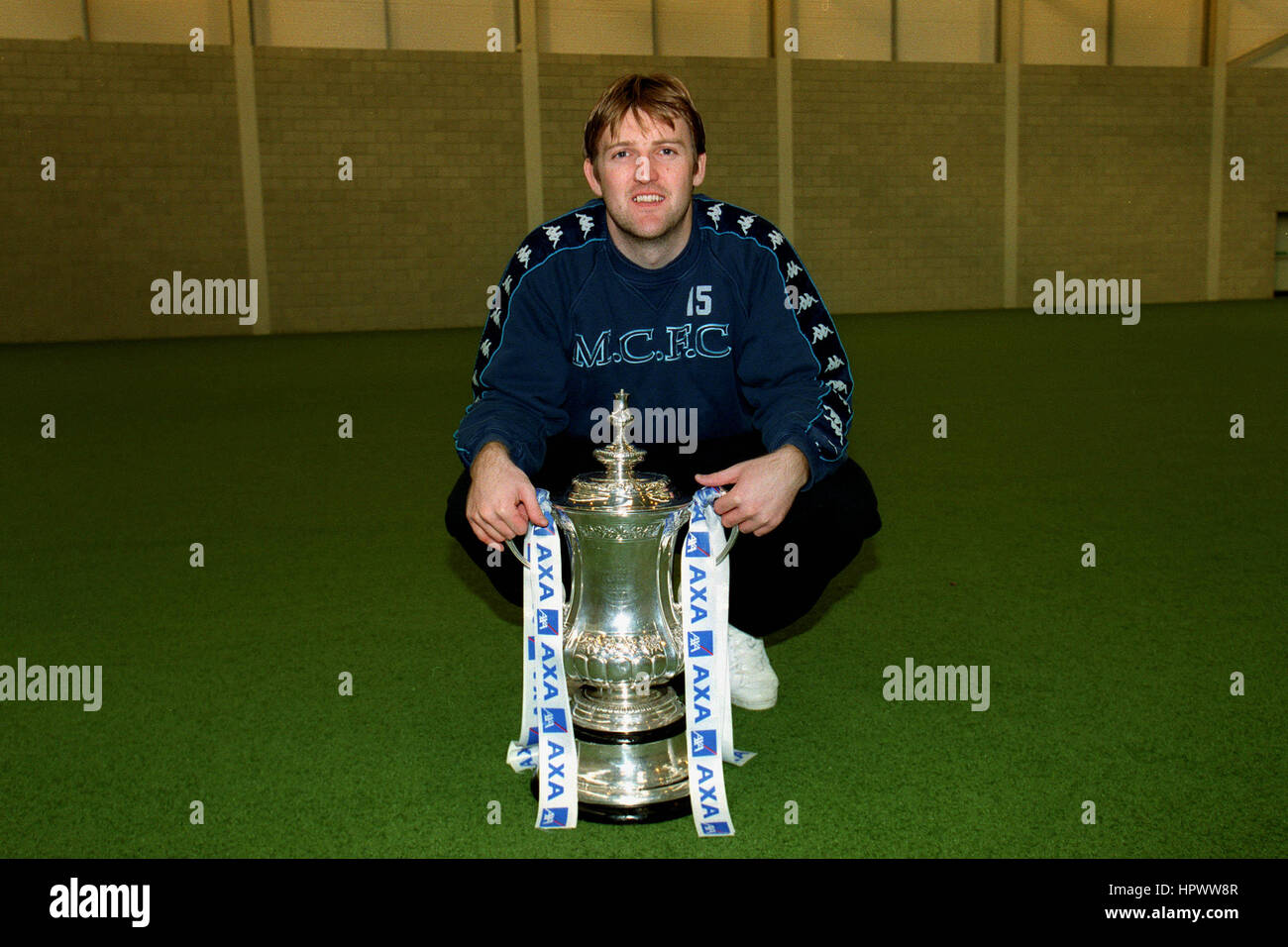 JAMIE POLLOCK AND FA CUP MANCHESTER CITY FC 03 November 1998 Stock ...
