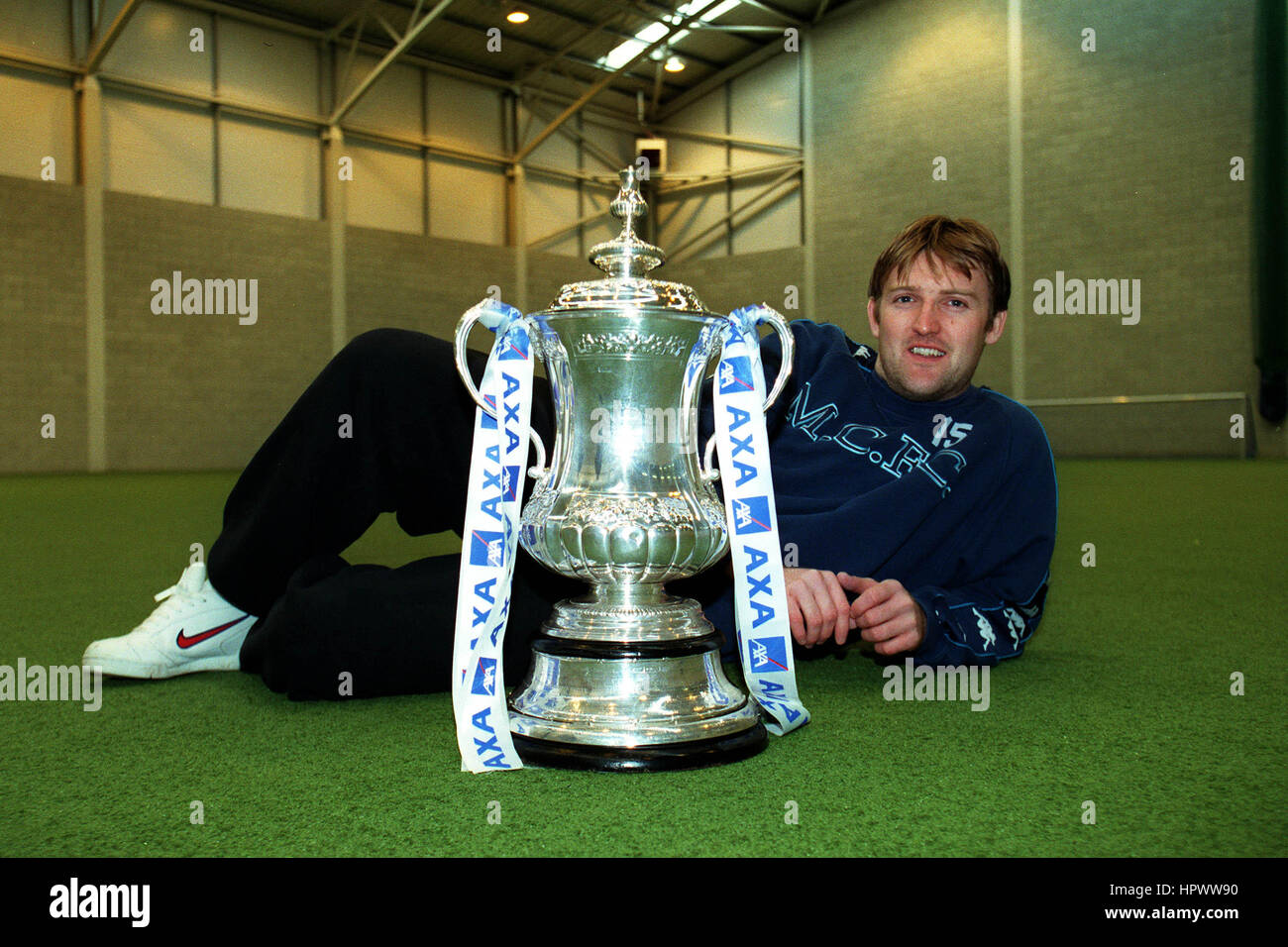 JAMIE POLLOCK AND FA CUP MANCHESTER CITY FC 03 November 1998 Stock ...