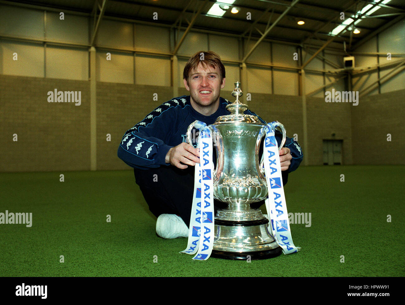JAMIE POLLOCK AND FA CUP MANCHESTER CITY FC 03 November 1998 Stock ...
