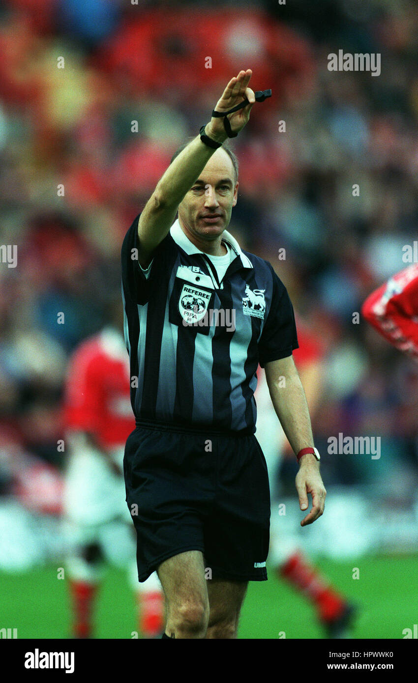 DAVID ELLERAY PREMIER LEAGUE REFEREE 09 November 1998 Stock Photo - Alamy