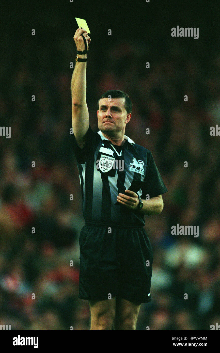 GARY WILLARD PREMIER LEAGUE REFEREE 09 November 1998 Stock Photo - Alamy