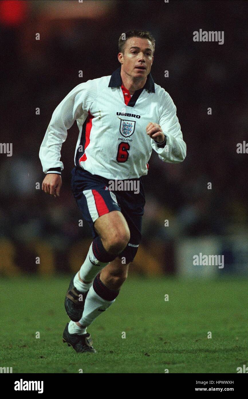 GRAEME LE SAUX ENGLAND & CHELSEA FC 18 November 1998 Stock Photo - Alamy