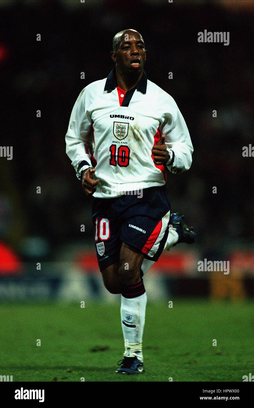 IAN WRIGHT ENGLAND & WEST HAM UNITED FC 18 November 1998 Stock Photo ...