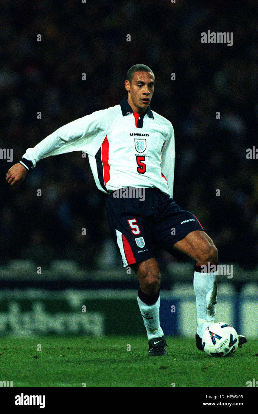 RIO FERDINAND ENGLAND & WEST HAM UNITED FC 18 November 1998 Stock Photo ...