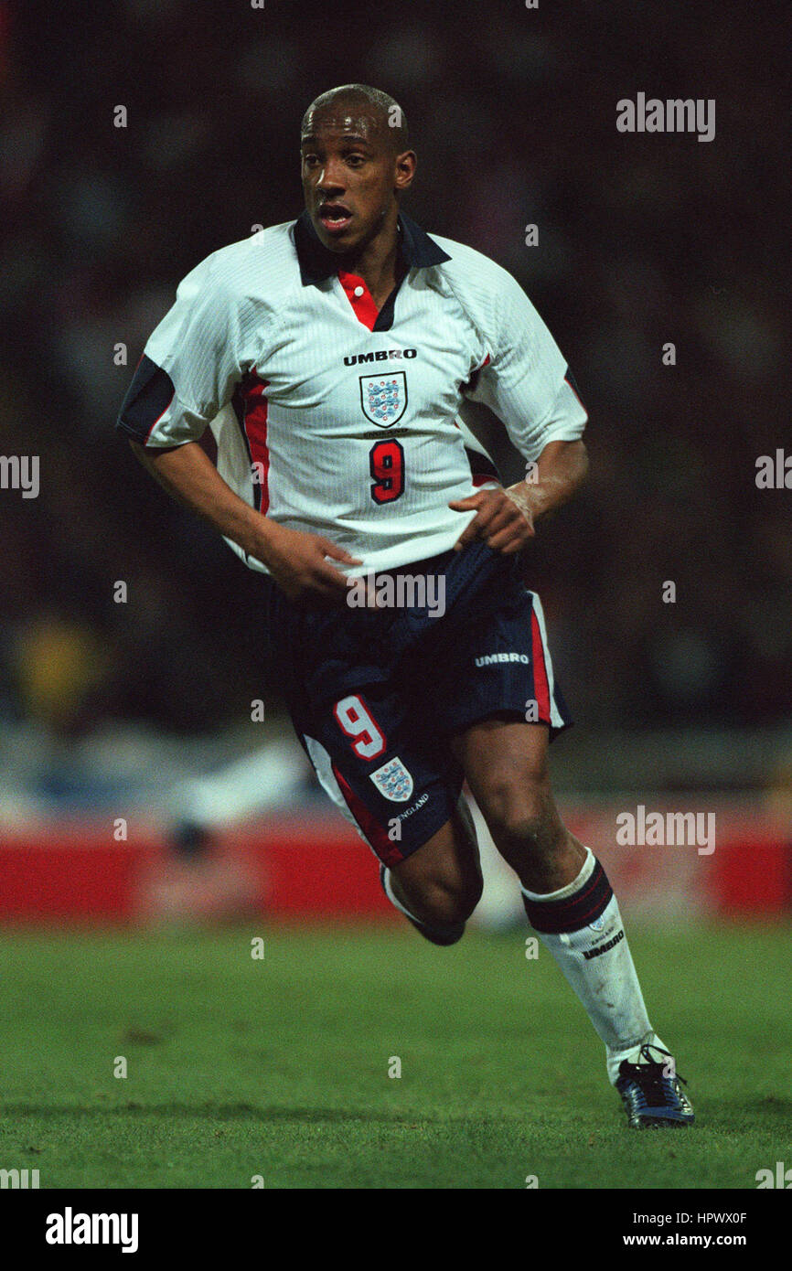 DION DUBLIN ENGLAND & ASTON VILLA FC 18 November 1998 Stock Photo - Alamy