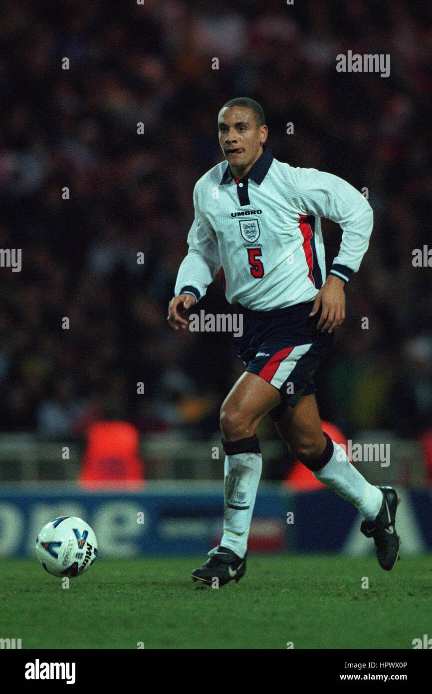 RIO FERDINAND ENGLAND & WEST HAM UNITED FC 18 November 1998 Stock Photo ...