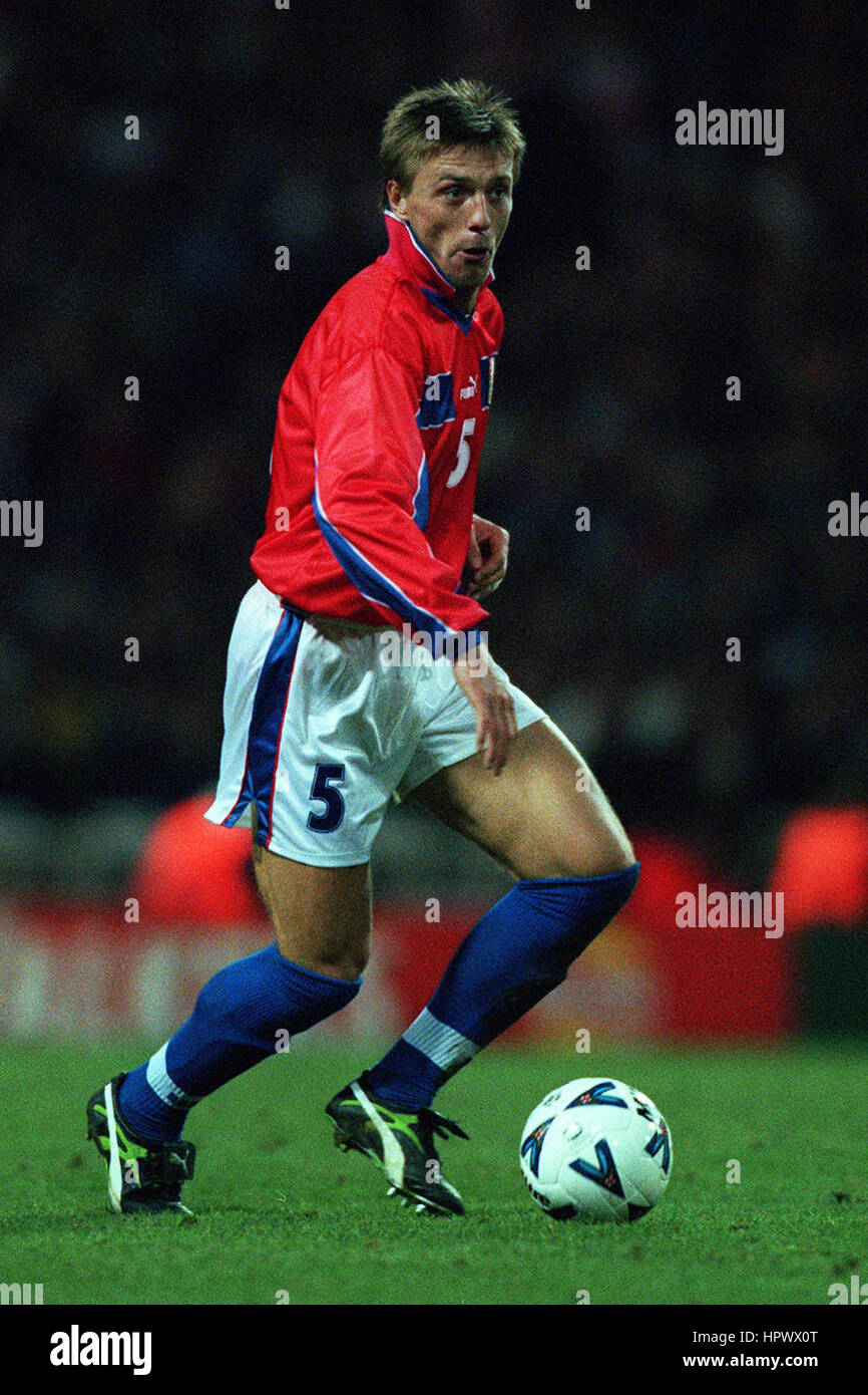 TOMAS REPKA CZECH REPUBLIC & FIORENTINA 18 November 1998 Stock Photo ...