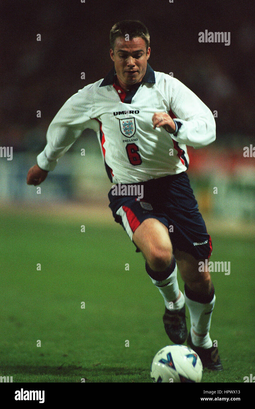 GRAEME LE SAUX ENGLAND & CHELSEA FC 18 November 1998 Stock Photo - Alamy