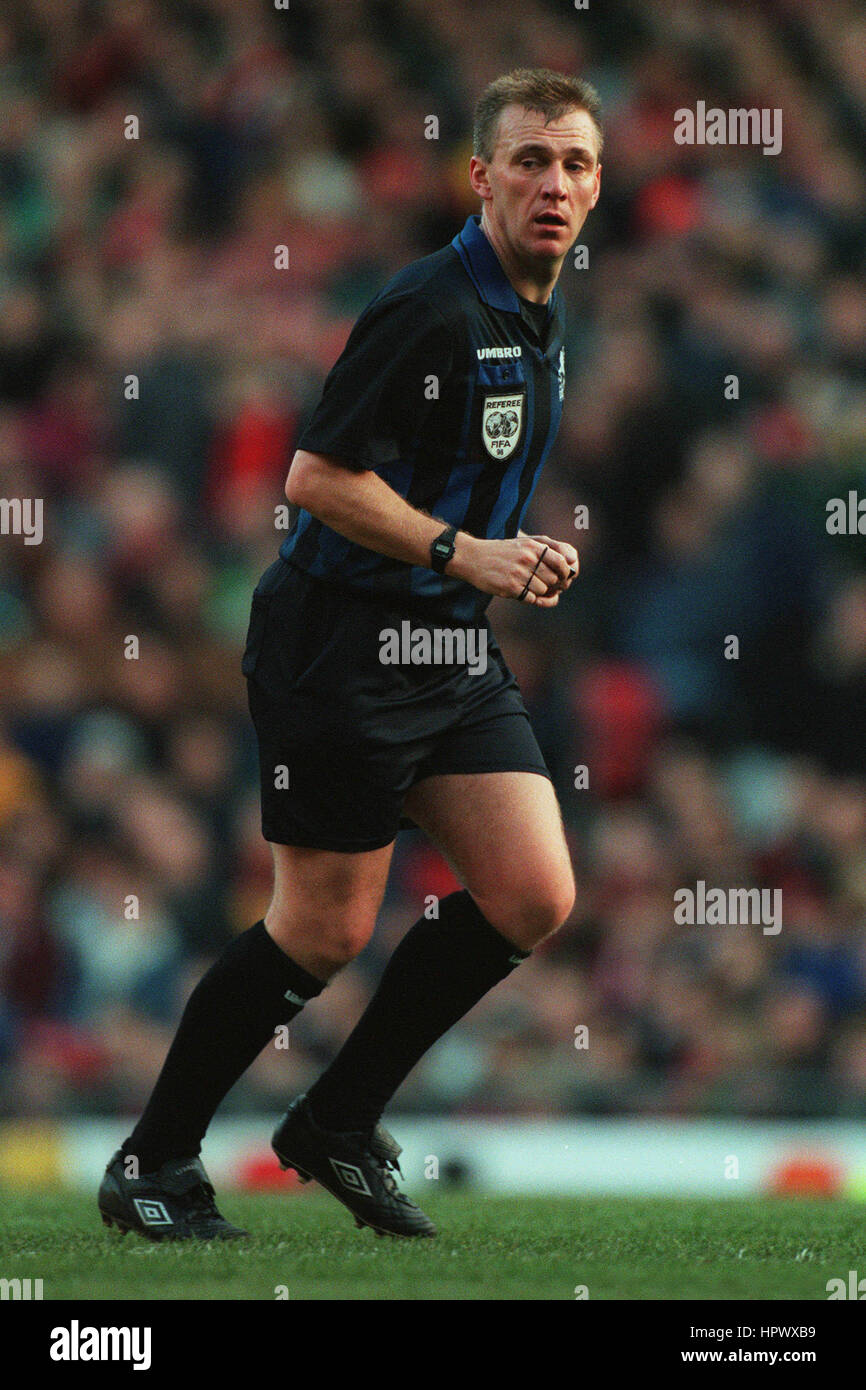 GRAHAM POLL PREMIER LEAGUE REFEREE 29 November 1998 Stock Photo - Alamy