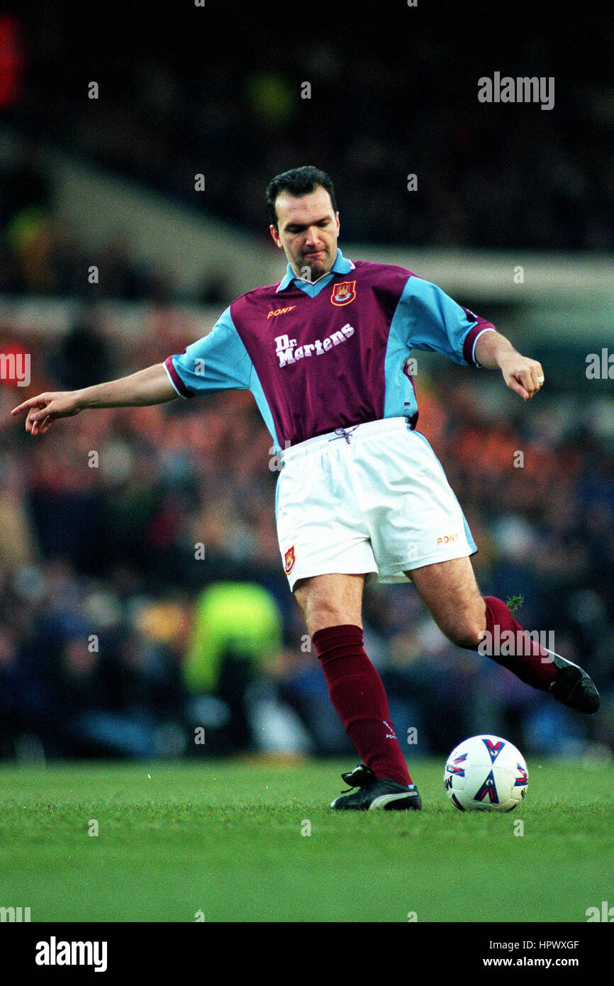 NEIL RUDDOCK WEST HAM UNITED FC 05 December 1998 Stock Photo - Alamy