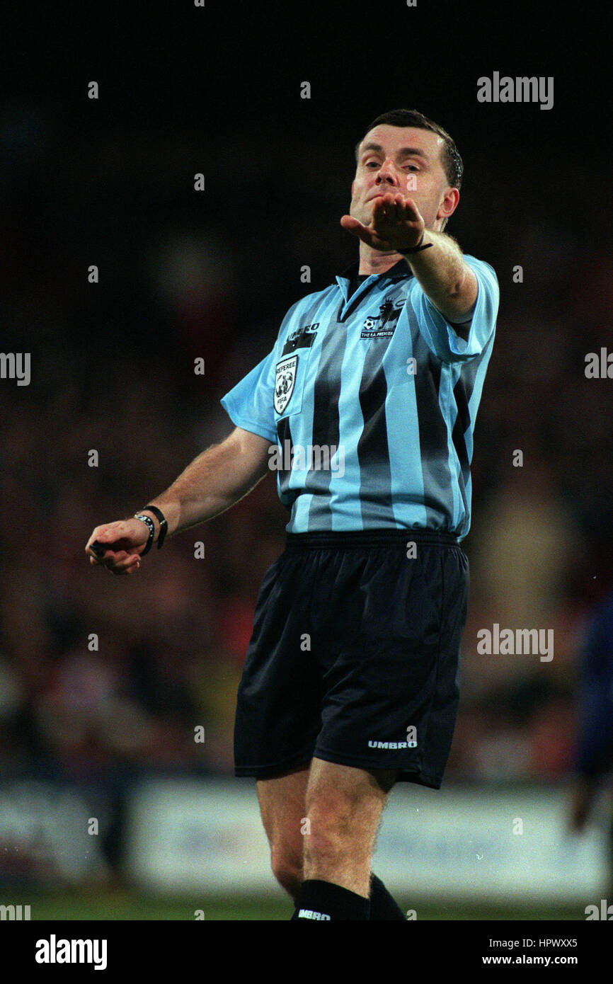 GARY WILLARD PREMIER LEAGUE REFEREE 14 December 1998 Stock Photo - Alamy