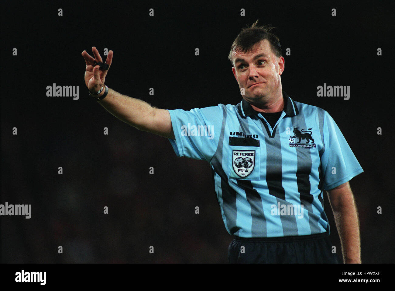 GARY WILLARD PREMIER LEAGUE REFEREE 14 December 1998 Stock Photo - Alamy