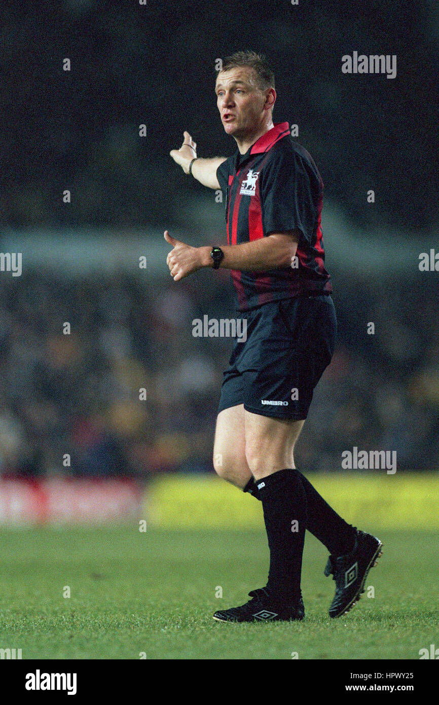 GRAHAM POLL PREMIER LEAGUE REFEREE 14 December 1998 Stock Photo - Alamy