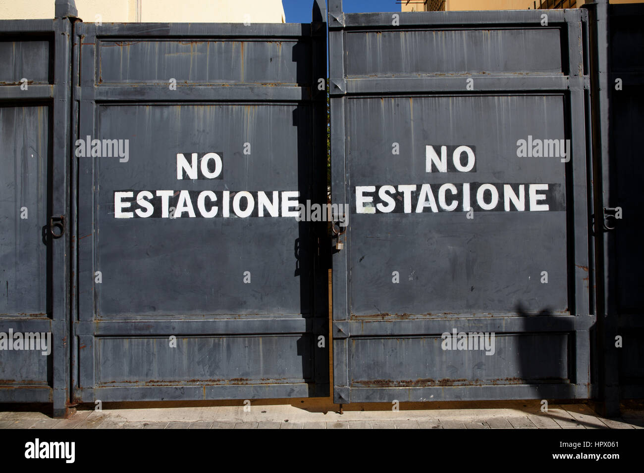 No parking sign in Spanish, Puerto Rico Stock Photo - Alamy