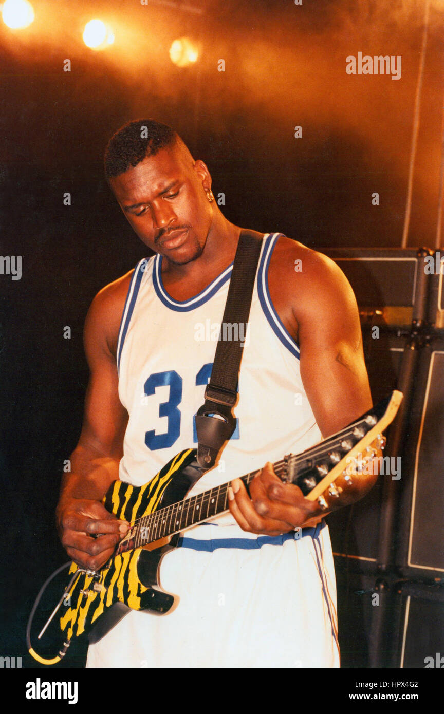 Shaquille O'Neal on the set of a new Pepsi commercial in 1995 Stock ...