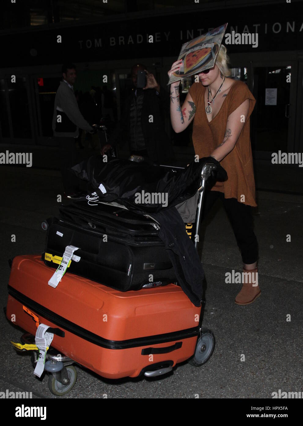 Paris Jackson hides from paparazzi at Los Angeles International Airport ...